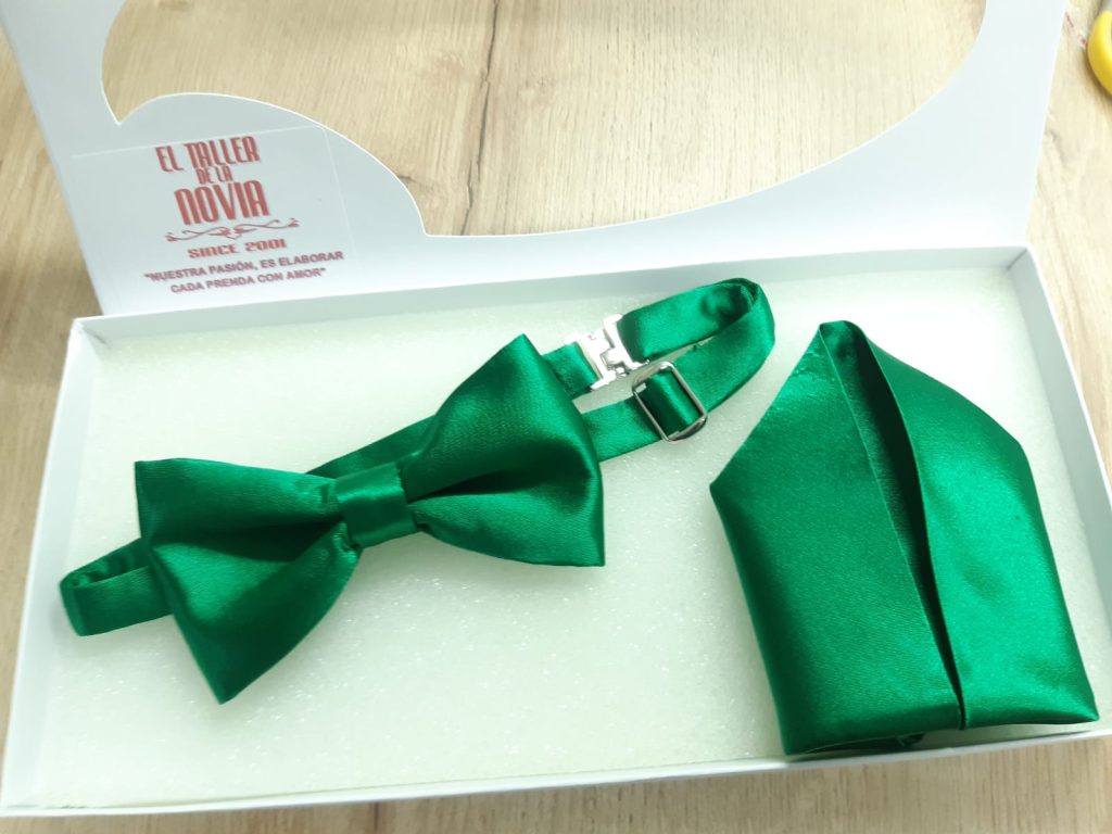 Corbatín y pañuelo verde Ref COBT-164002 – El Taller de la Novia